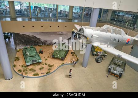Überblick über ein großes Atrium mit Panzern, Militärausrüstung und ...