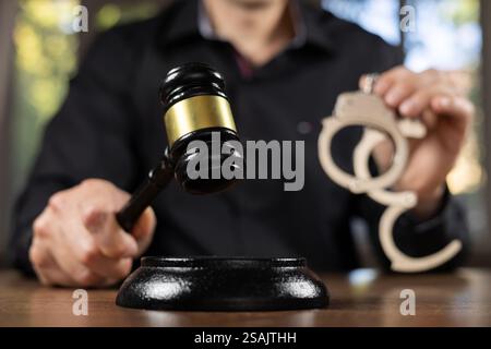 Der Richter mit dem Hammer verkündet das Urteil und zeigt die ...