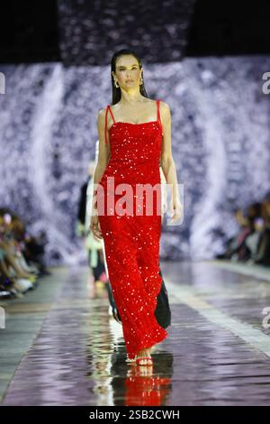 Alessandra Ambrosio auf dem Laufsteg bei der Marc Cain - Parallel ...