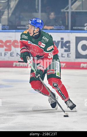 Augsburg, Deutschland. Februar 2025. Kampf um den Puck/Zweikampf ...