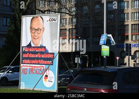 Ein beschmiertes Wahlplakt der CDU mit dem Kanzlerkandidat Friedrich ...