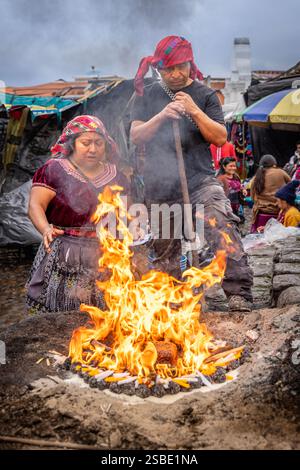Die Gläubigen der Quiche-Maya verbrennen auf den Stufen der Kirche ...
