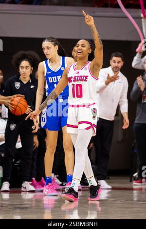 Raleigh, NC, USA. Februar 2025. NC State Center Lorena Awou (1 ...