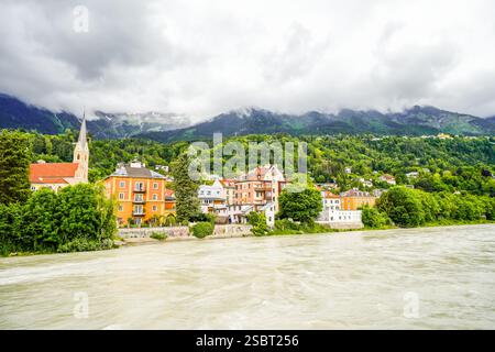 Blick auf Innsbruck vom Emile-Bethouart-Steg am Inn. Landschaft am ...