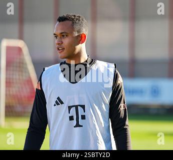 Tarek Buchmann (FC Bayern München, 28) Oberkoerper, auf dem Weg von der ...