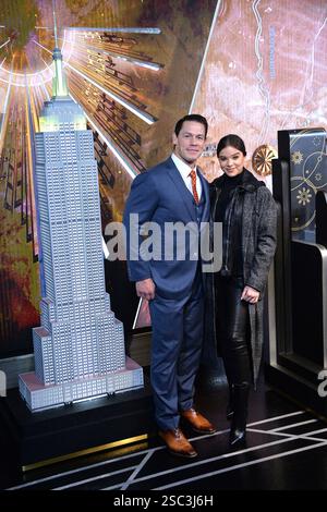 John Cena und Hailee Steinfeld Licht das Empire State Building mit ...