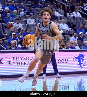 Der Butler Bulldogwächter Finley Bizjack (13) bringt den Ball gegen die ...