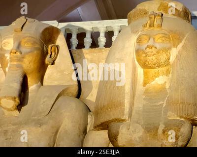 Kairo, Ägypten, 1. Februar 2025: Die kolossale Statue Amenhotep III ...