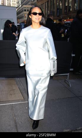 Am 7. Februar 2025 besuchte Greta Lee die Calvin Klein 2025 Collection ...