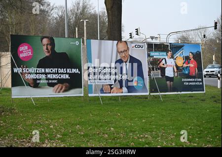 Wahlplakate zur Bundestagswahl 2025 von CDU stehen am Strassenrand *** CDU-Wahlplakate zur ...