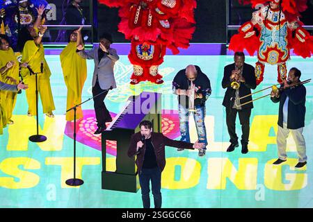 Harry Connick Jr. tritt auf dem Feld vor dem Super Bowl LIX zwischen ...