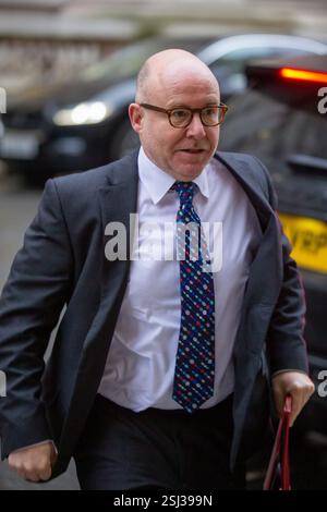 London, Großbritannien. Februar 2025. Besucher, die Blumensträuße ...