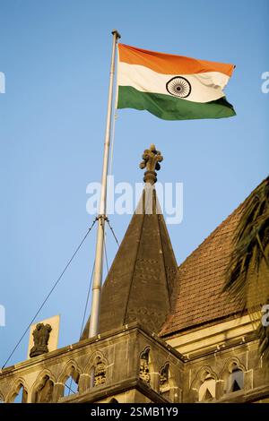 Indische Flagge auf dem Dach des hohen Gerichtsgebäudes mit Statue der ...