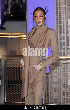 Winnie Harlow feiert die New York Fashion Week im Herbst 2025 im Empire ...