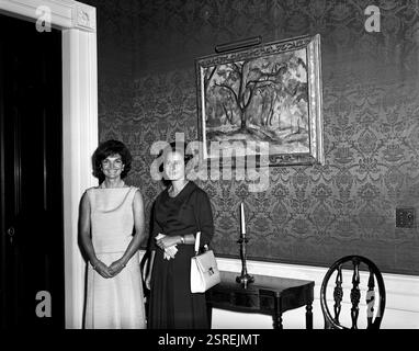 First Lady Jacqueline Kennedy (links) mit Philippa Calnan (rechts ...