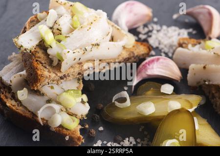 Leckeres Sandwich mit gesalzenem Schmalz (salo). Leckeres Sandwich mit ...