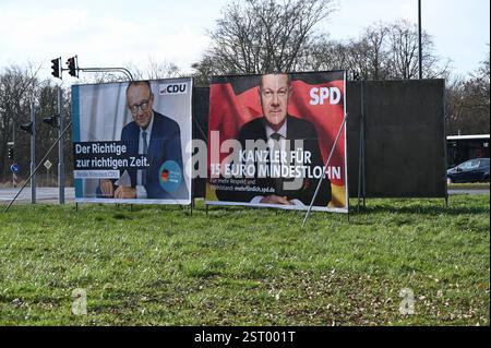 Wahlplakate von CDU mit Friedrich Merz und SPD mit Olaf Scholz zur ...