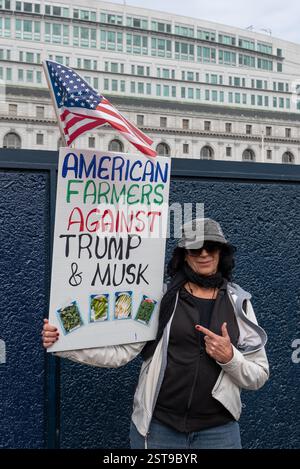 San Francisco, Kalifornien, USA, 17. Februar 2025. Ein Demonstrant hält ...