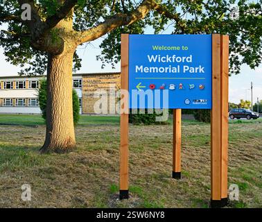 Das Schild „Welcome to Wickford Memorial Park“ am Eingang zum Memorial ...