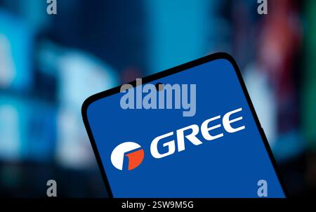 Dhaka, Bangladesch - 4. November 2024: Das GREE-Logo wird auf dem Smartphone angezeigt ...