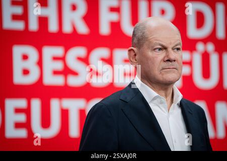 SPD Wahlparty zur Bundestagswahl 2025 Lars Klingbeil Bundesvorsitzender auf der Buehne mit dem ...