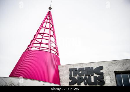 Ein Bild, das den Eingang des interaktiven Wissenschafts- und ...