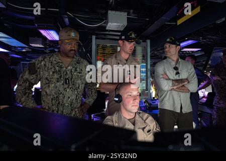 Verteidigungsminister Pete Hegseth besichtigt die Marinestation ...