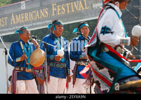 Navajo Nation Künstler tanzen beim First Americans Festival in der ...