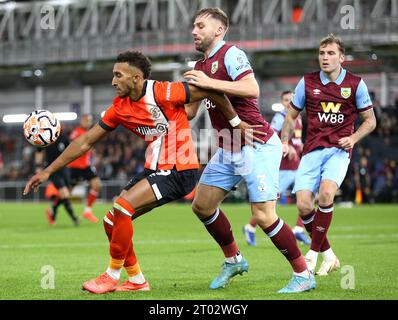 Luton Town's Jacob Brown (links) und Manchester Citys Kyle Walker ...