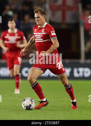 Lukas Engel von Middlesbrough in Aktion mit Wes Burns von Ipswich Town ...