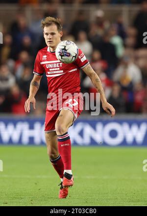 Lukas Engel von Middlesbrough in Aktion mit Wes Burns von Ipswich Town ...