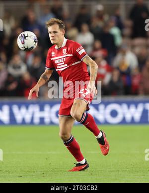 Lukas Engel von Middlesbrough in Aktion mit Wes Burns von Ipswich Town ...