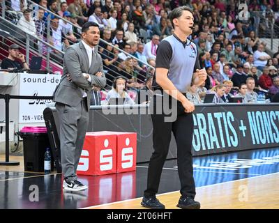 Daniel Jansson (Tigers Tübingen, Head Coach) im gespraech mit Till ...