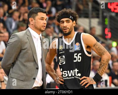 Daniel Jansson (Tigers Tübingen, Head Coach) im gespraech mit Till ...