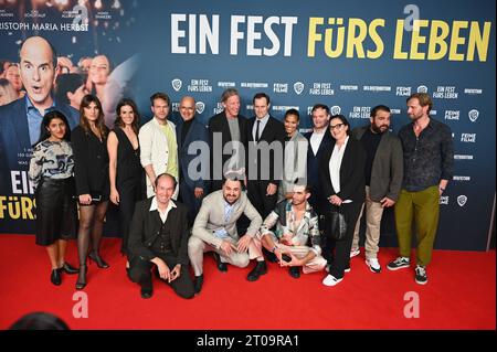 Schauspieler Charlotte Schwab und Piet Fuchs kommen zur Premiere der ...