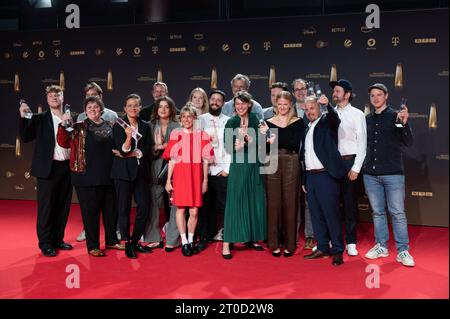 Das Team der Comedy-Serie King of Stonks, vorne 2.v.r. Thomas SCHUBERT ...