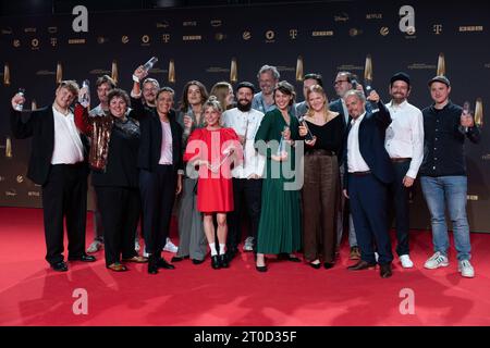 Das Team der Comedy-Serie King of Stonks, vorne 2.v.r. Thomas SCHUBERT ...