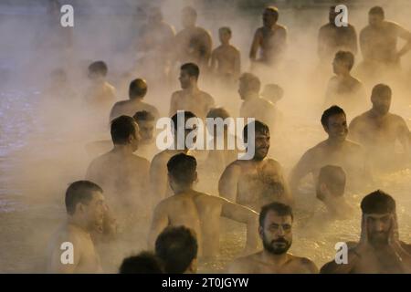 Sarein, Ardabil, Iran. Oktober 2023. Iranische Männer duschen in der ...