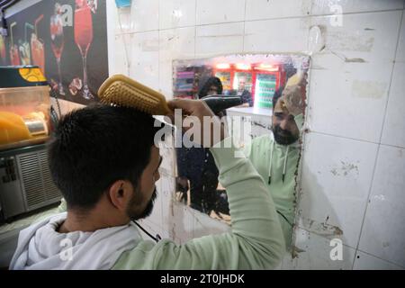 Sarein, Ardabil, Iran. Oktober 2023. Iranische Männer duschen in der ...