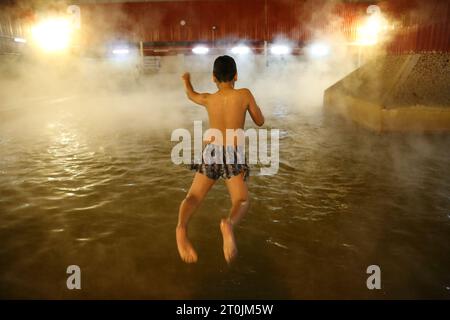 Sarein, Ardabil, Iran. Oktober 2023. Iranische Männer duschen in der ...