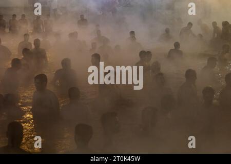 Sarein, Ardabil, Iran. Oktober 2023. Iranische Männer duschen in der ...