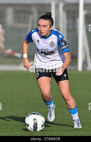 Angel Kerkhove (13) vom Club YLA zeigte den Kampf um den Ball mit Luisa Blumenthal (27) von ...