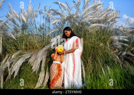 Das Model Rima Bhattacharya und ein kleines Kind namens Aradhya ...