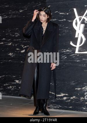 Koreanische Sänger und Songwriter Lee Chae-rin, dritte Straße links ...