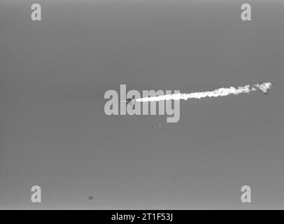 JOM KIPPUR WAR. EIN ÄGYPTISCHES MIG IN FLAMMEN ÜBER DER SCHLACHTFRONT ...