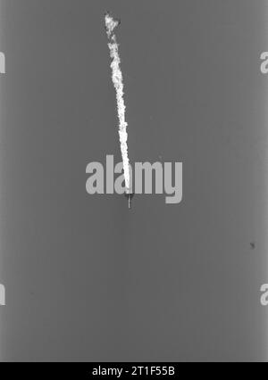 JOM KIPPUR WAR. EIN ÄGYPTISCHES MIG IN FLAMMEN ÜBER DER SCHLACHTFRONT ...