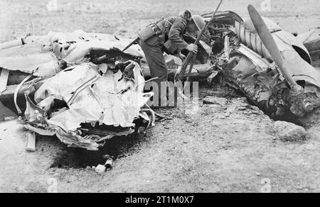 Die Schlacht um England ein RAF airman untersucht das Wrack eines ...