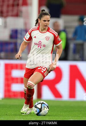 Sarah Zadrazil (FC Bayern München, #25) mit Giulia Gwinn (FC Bayern ...