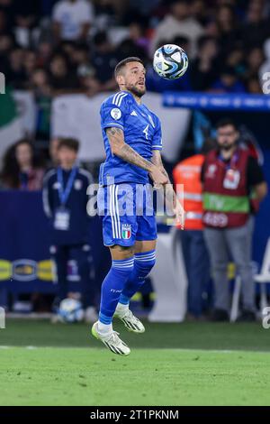 Der italienische Verteidiger Cristiano Biraghi kontrolliert den Ball ...