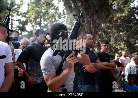 Palestinians carry 14 bodies during the funeral procession for Hamas ...